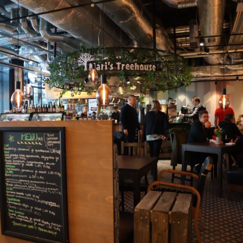 Mari's Treehouse - Lounasravintola-Kahvila Triplan kauppakeskuksessa